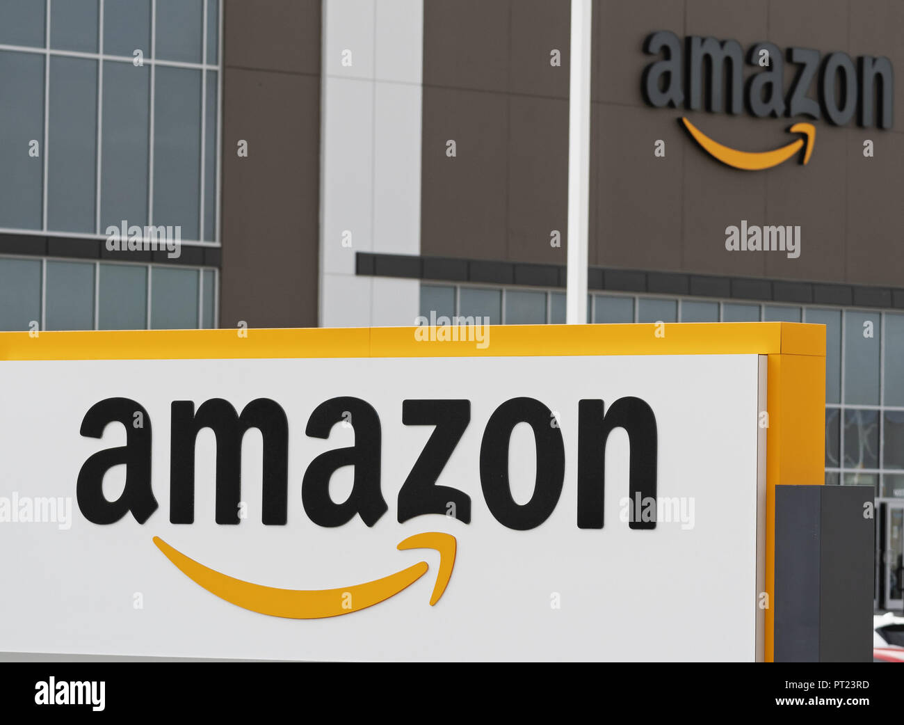 Amazon logo canada distribution center hi-res stock photography and ...