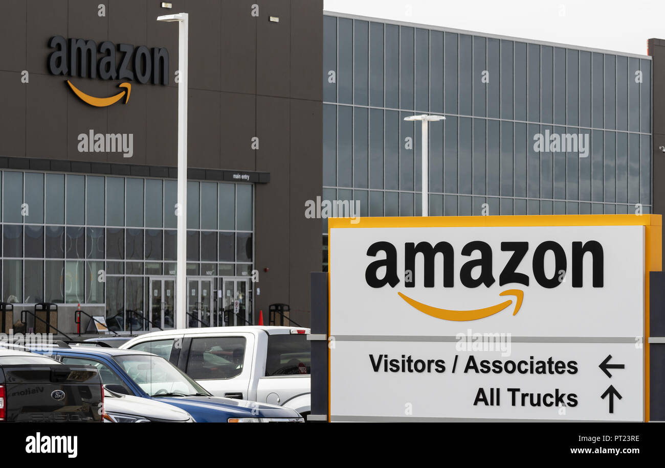 Amazon logo canada distribution center hi-res stock photography and ...