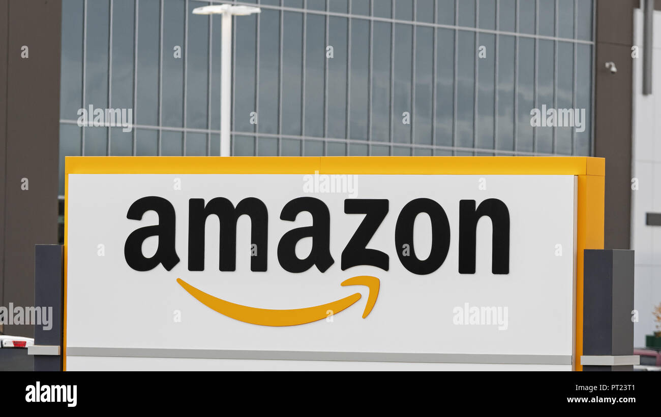 Amazon logo fulfillment centre hi-res stock photography and images - Alamy