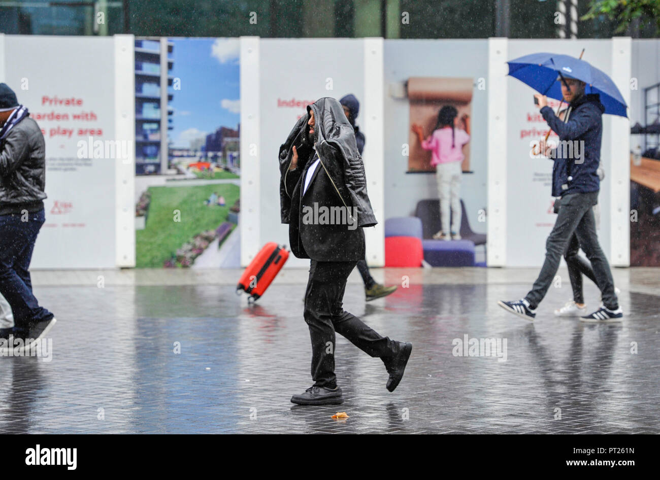 London heavy rain showers hi-res stock photography and images - Alamy