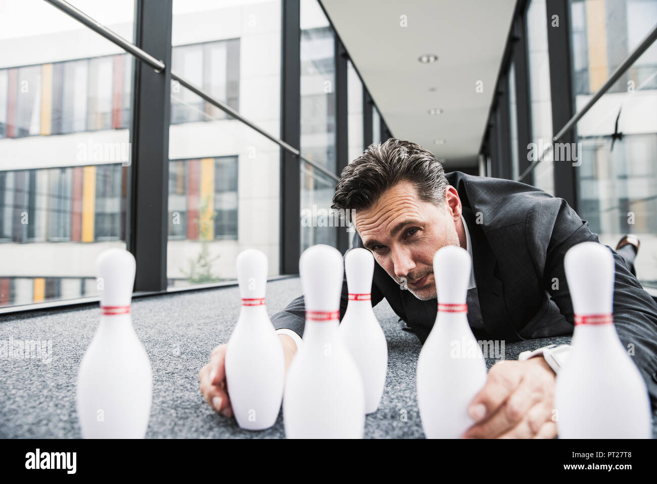 Office building windows, full view hi-res stock photography and images ...