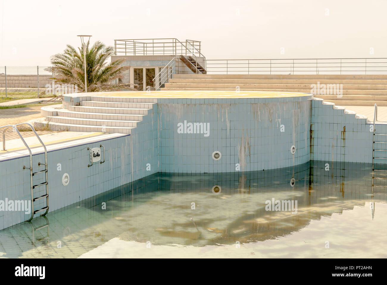 Disused outdoor swimming pool hi-res stock photography and images - Alamy