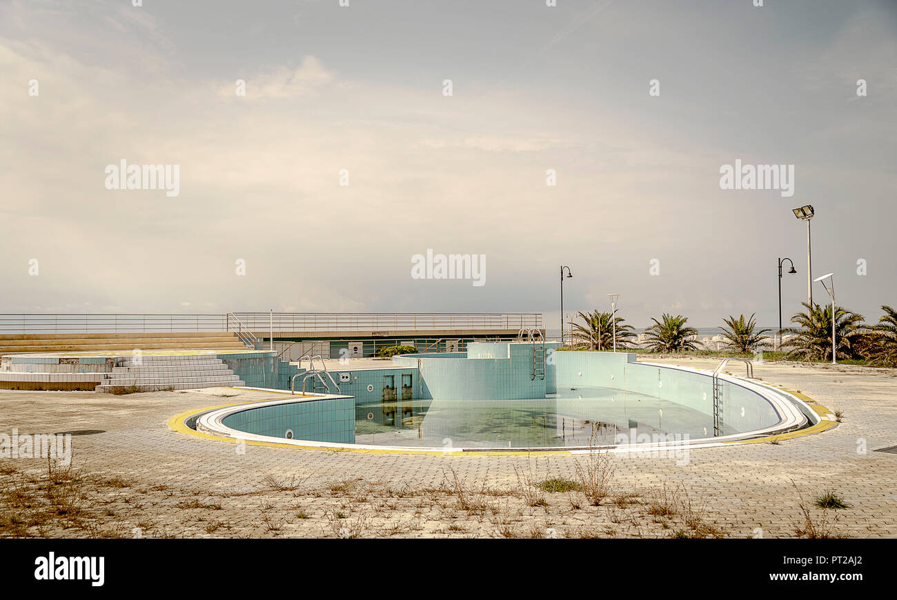Disused outdoor swimming pool hi-res stock photography and images - Alamy