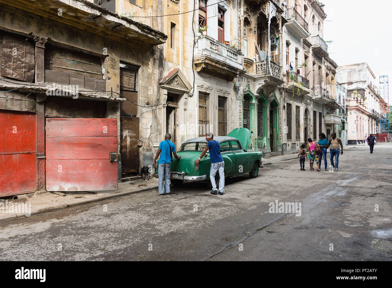 Poverty living in havana cuba hi-res stock photography and images - Alamy