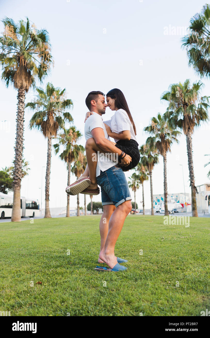 Couple full body kissing hi-res stock photography and images - Alamy