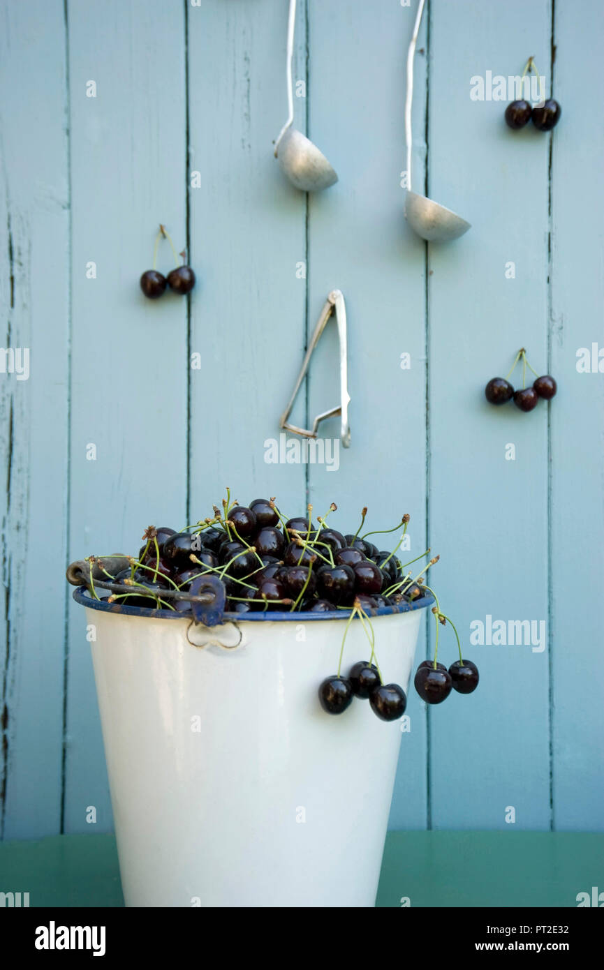 Full bucket hi-res stock photography and images - Alamy