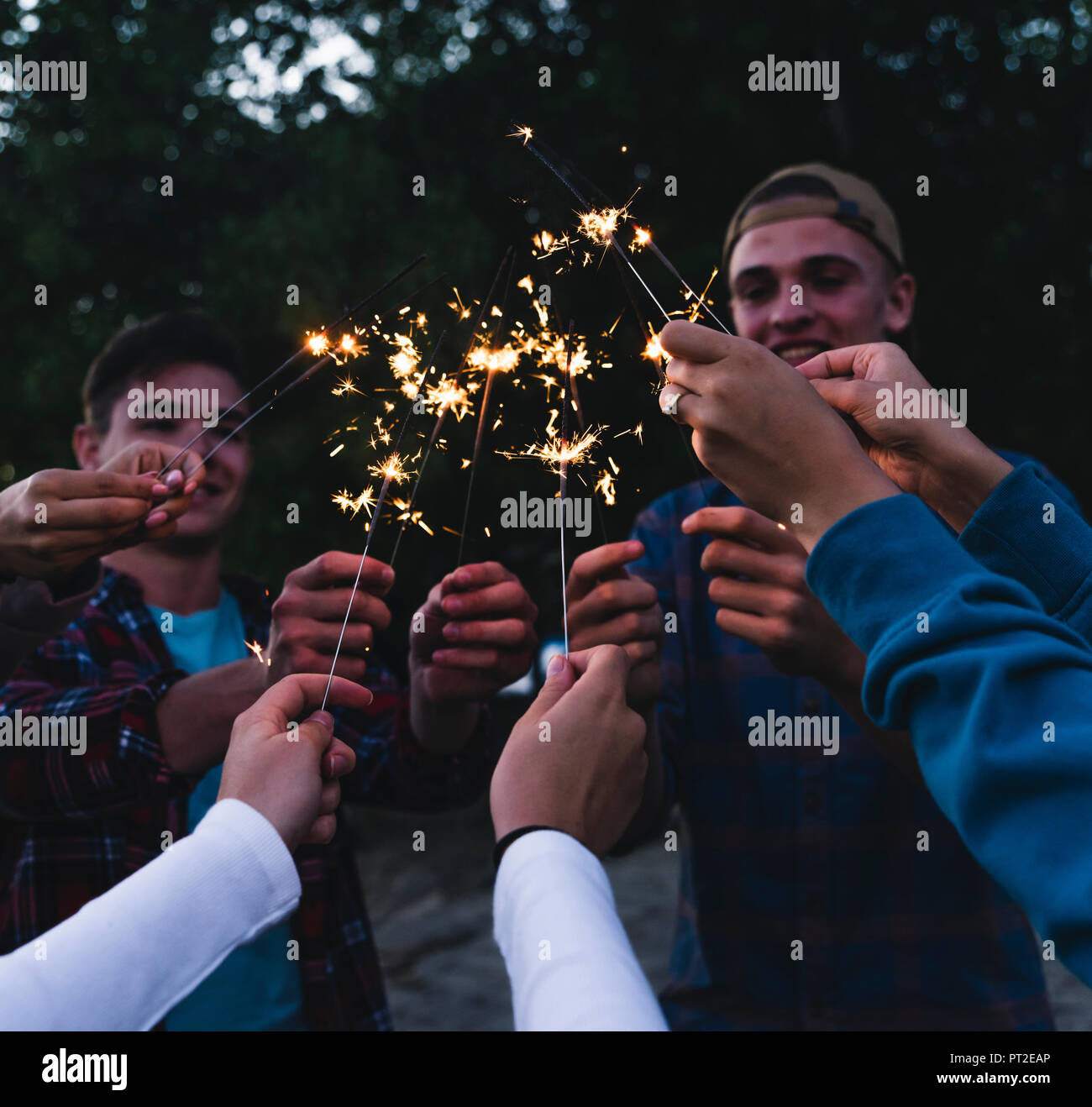 Friends with sparklers hi-res stock photography and images - Alamy