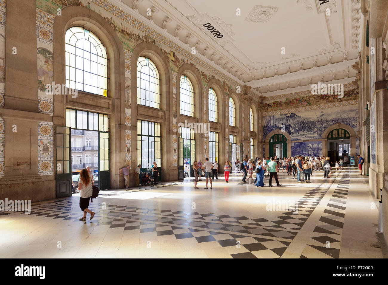 Porto central hi-res stock photography and images - Alamy