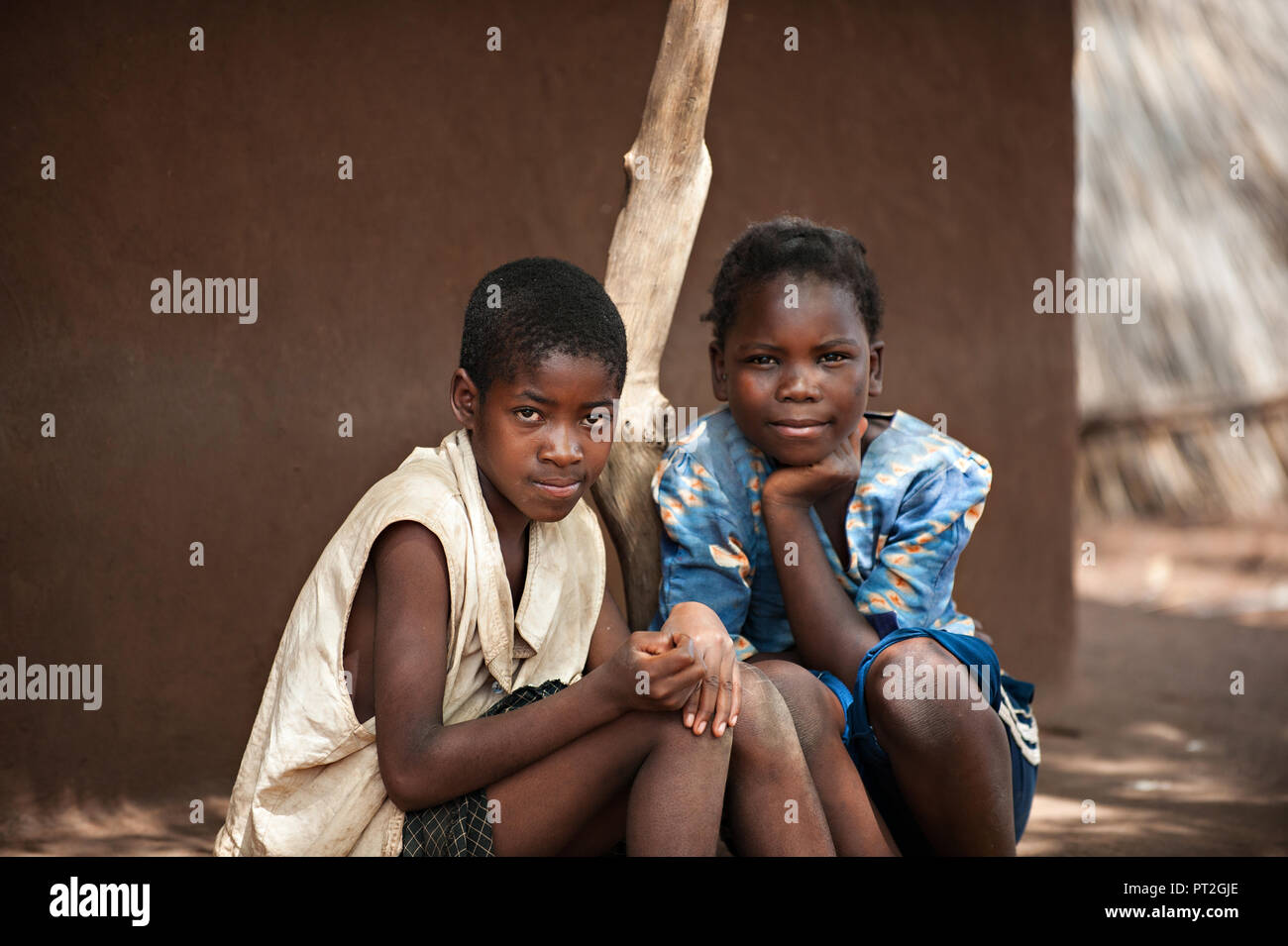 African school under tree hi-res stock photography and images - Alamy