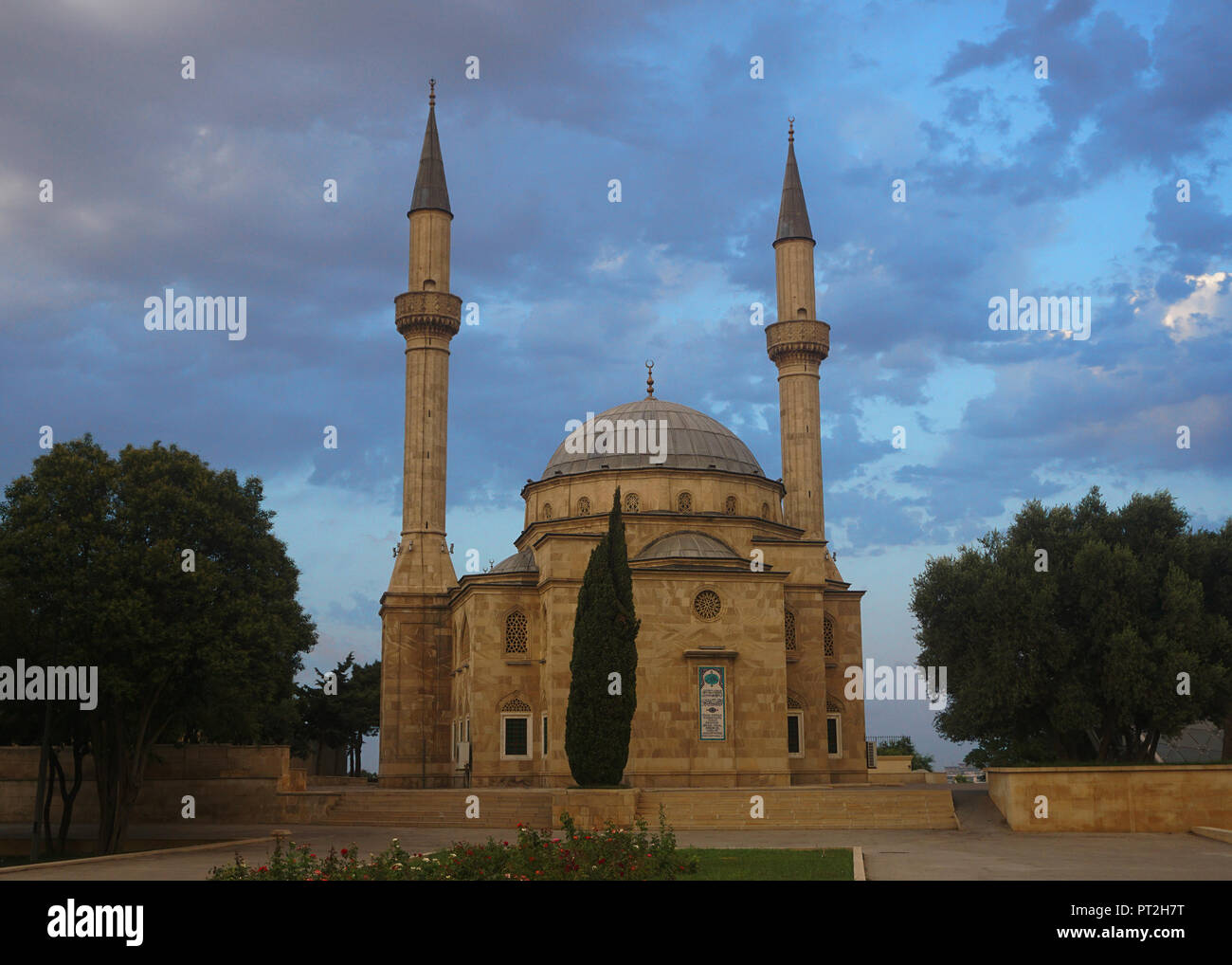 The Mosque of the Martyrs in Baku at late Afternoon Stock Photo - Alamy