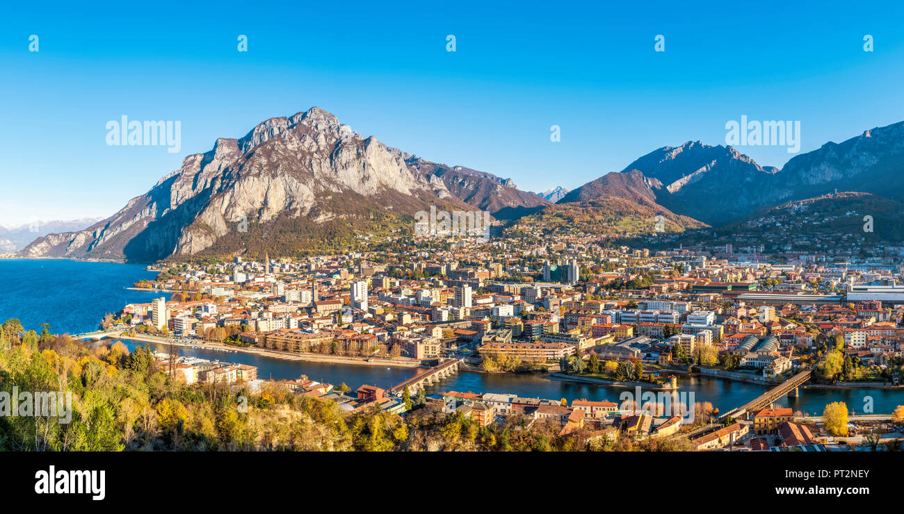 Landmark bridges into the city hi-res stock photography and images - Alamy