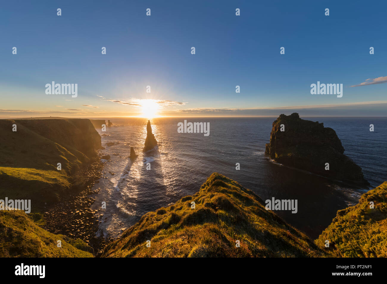 UK, Scotland, Caithness, Coast of Duncansby Head, Duncansby Stacks at ...