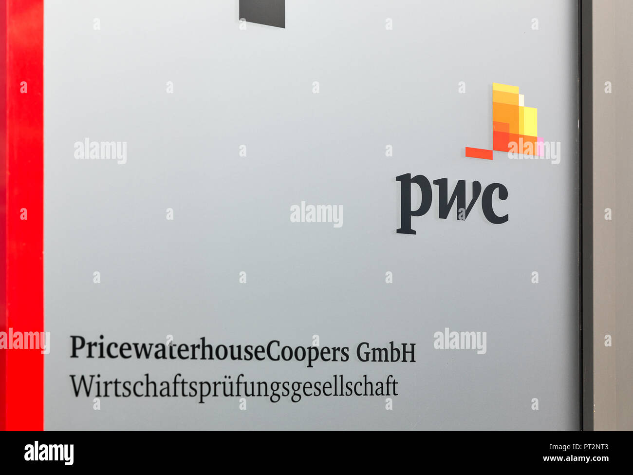 Pwc logo hi-res stock photography and images - Alamy