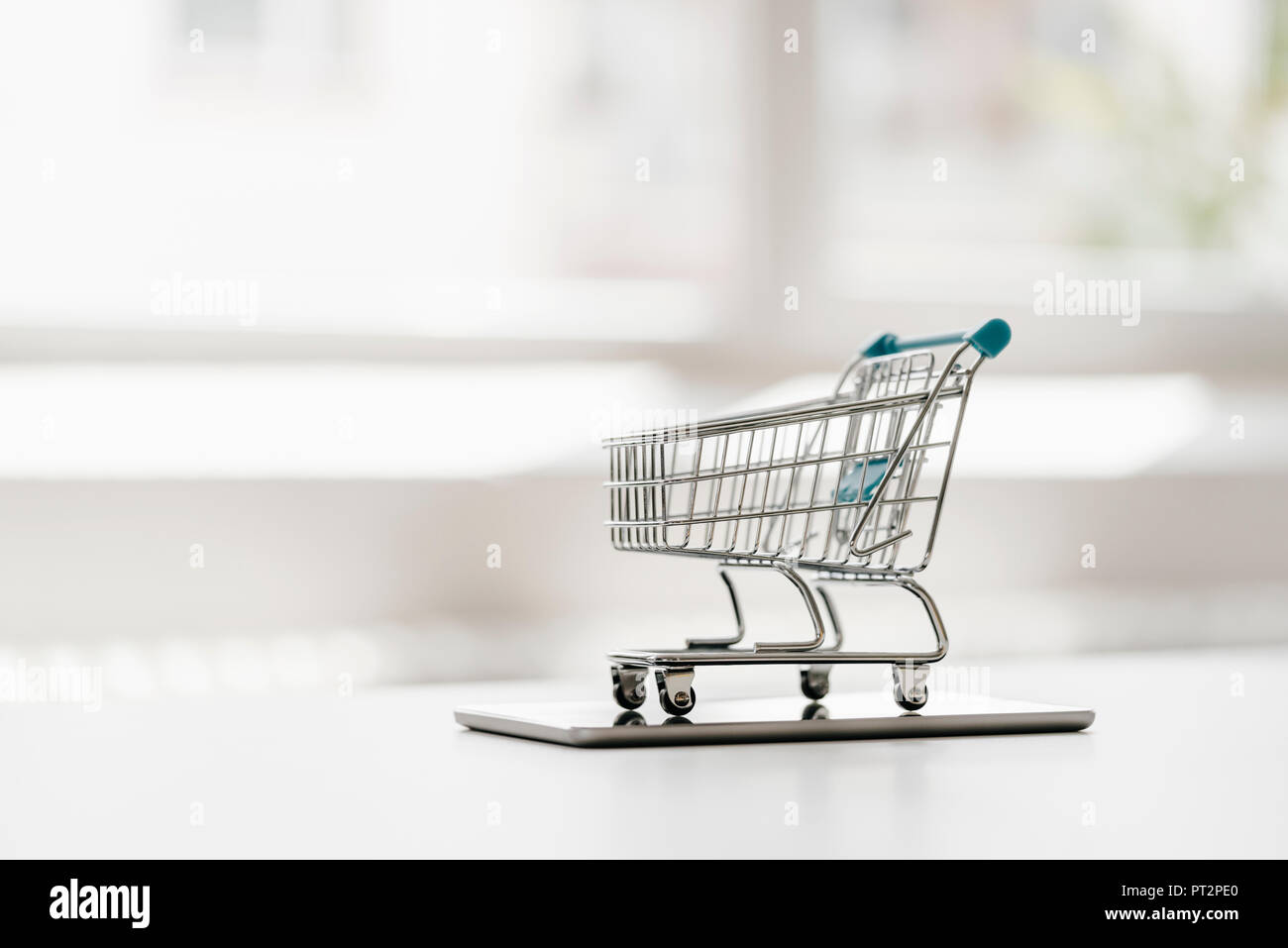 Empty mini shopping cart on tablet Stock Photo - Alamy