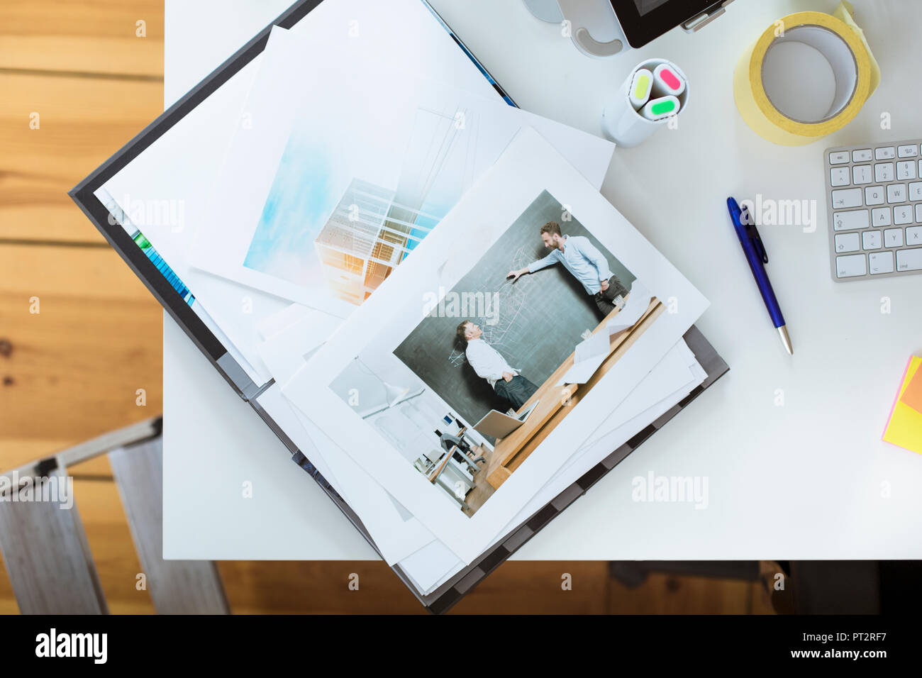 At the desk photo hi-res stock photography and images - Alamy