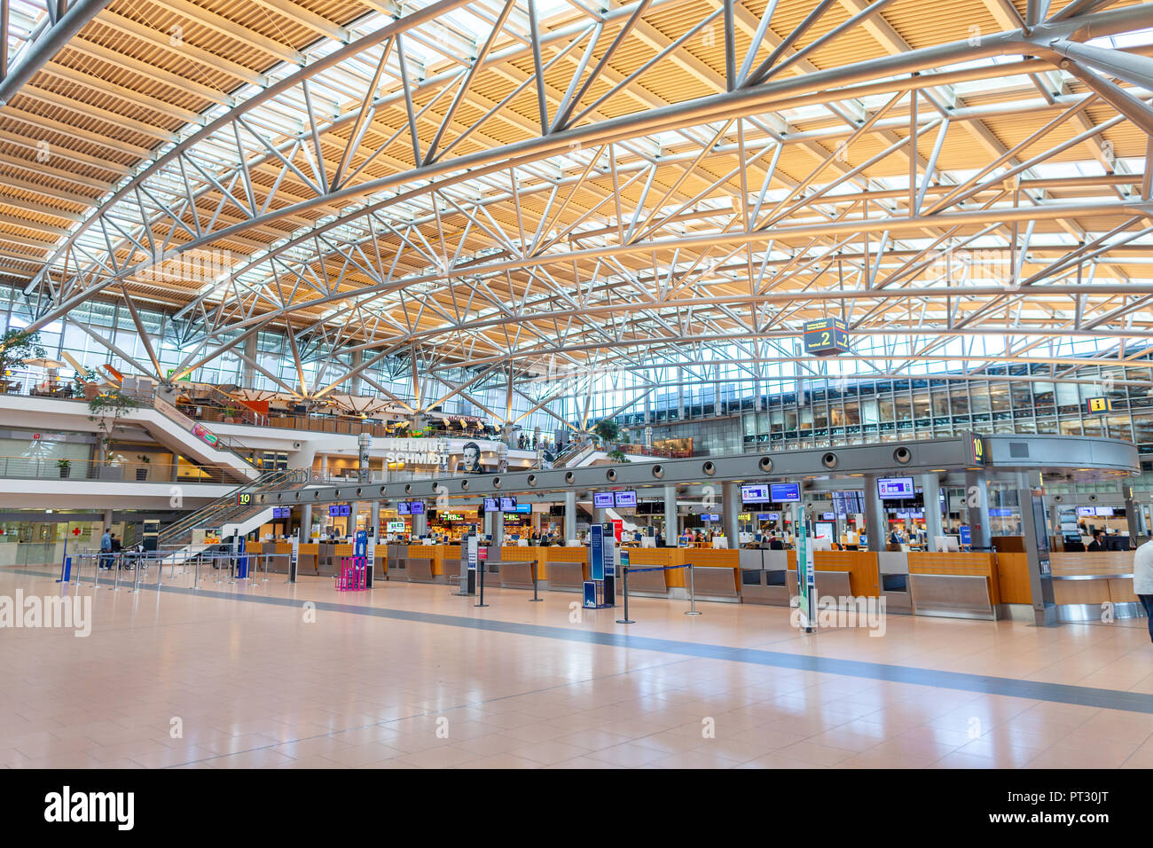 Airline check in counters hi-res stock photography and images - Alamy