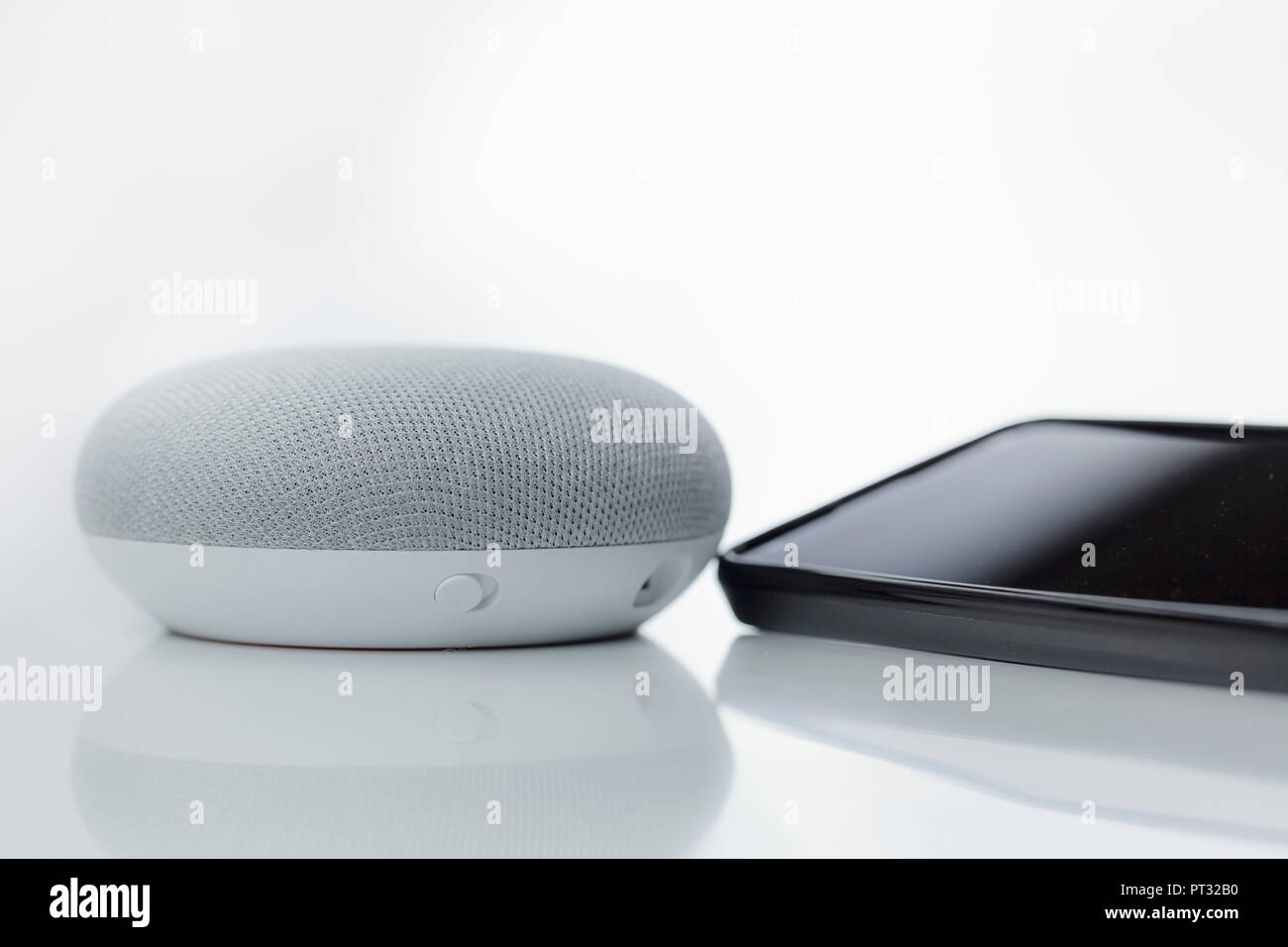 Smart speaker close up hi-res stock photography and images - Alamy