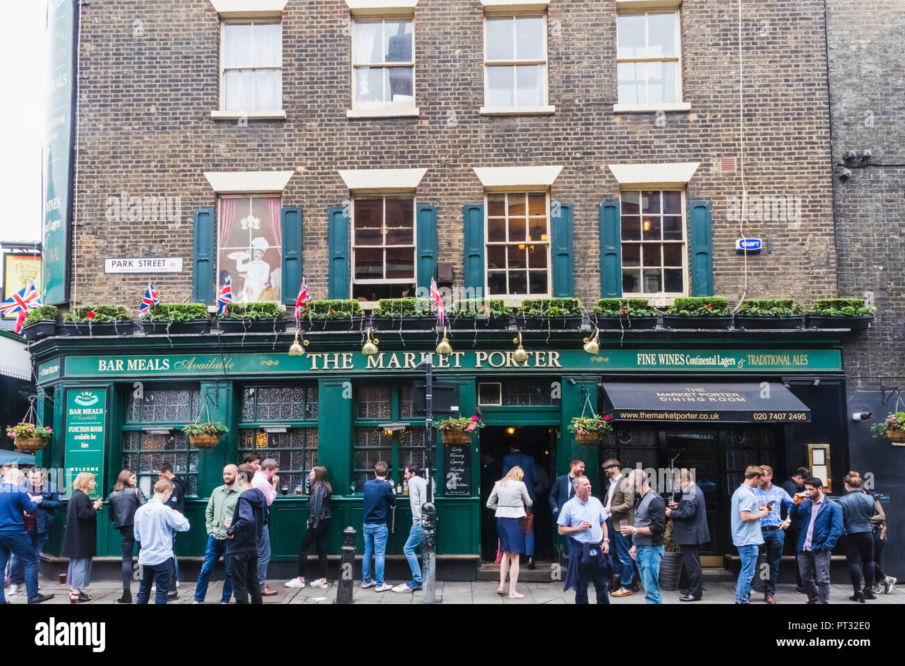 Market porter hi-res stock photography and images - Alamy