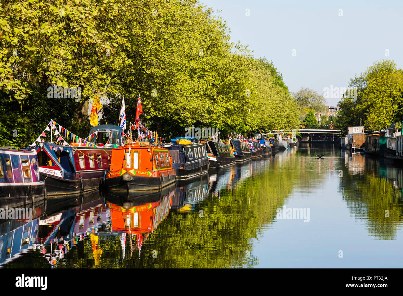 Canal boats hi-res stock photography and images - Alamy