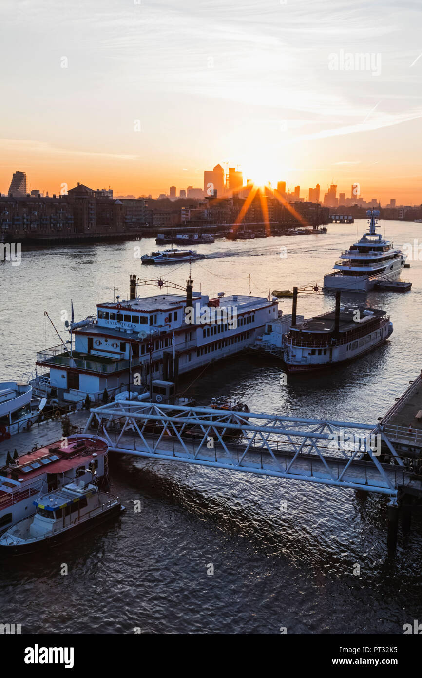 Dawn over docklands and the river thames hi-res stock photography and ...