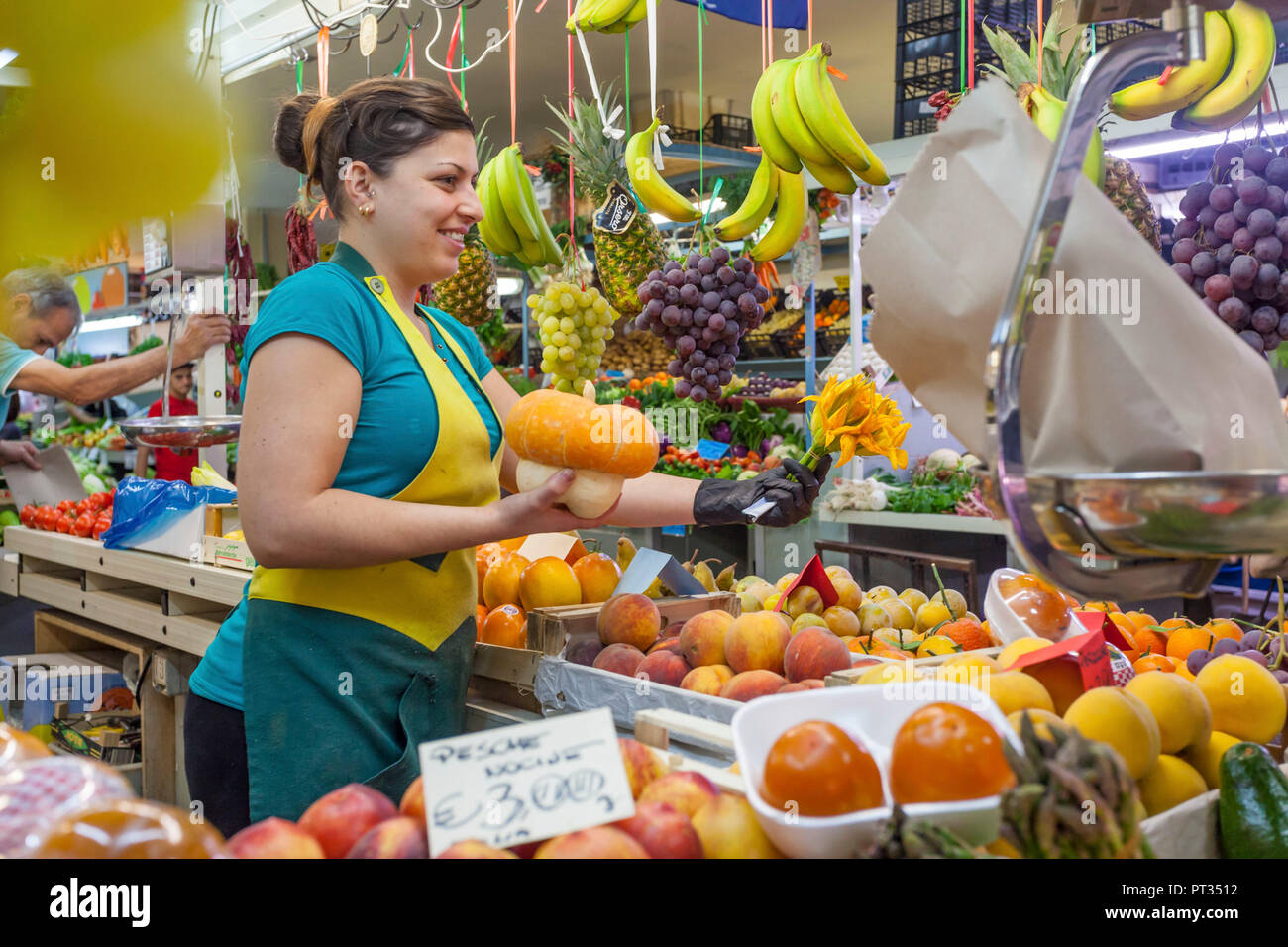 Saleslady hi-res stock photography and images - Alamy