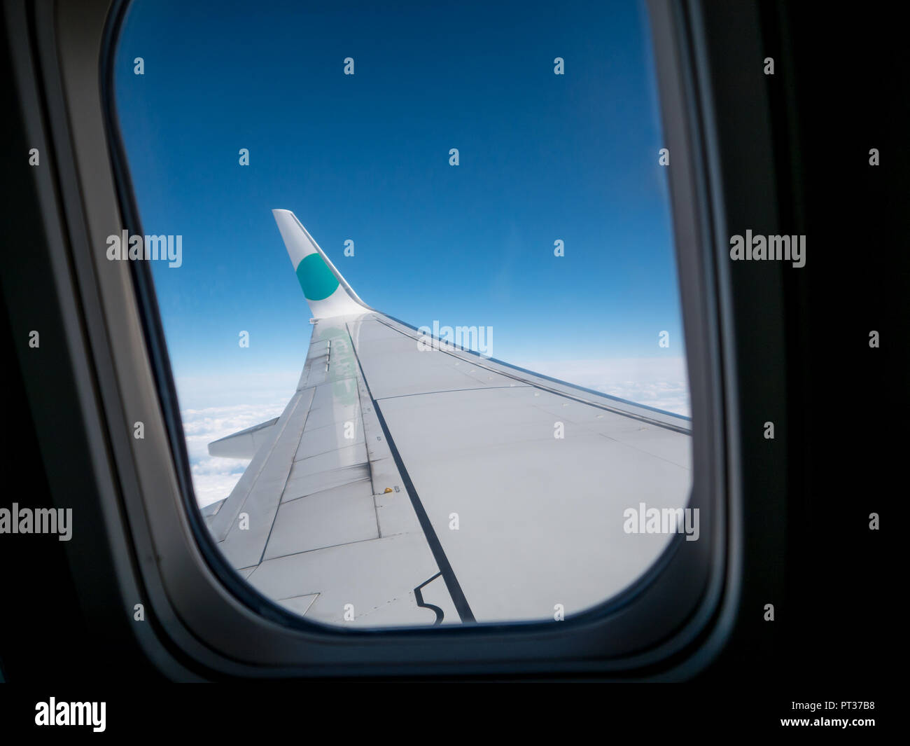 Looking out airplane hi-res stock photography and images - Alamy