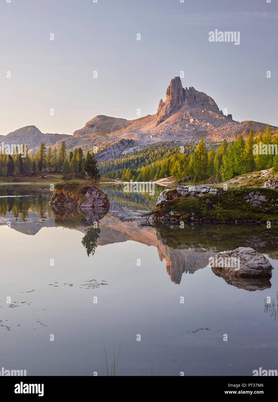 Lake Federa, Becco di Mezzodì, Croda da Lago, Veneto, Italy Stock Photo ...