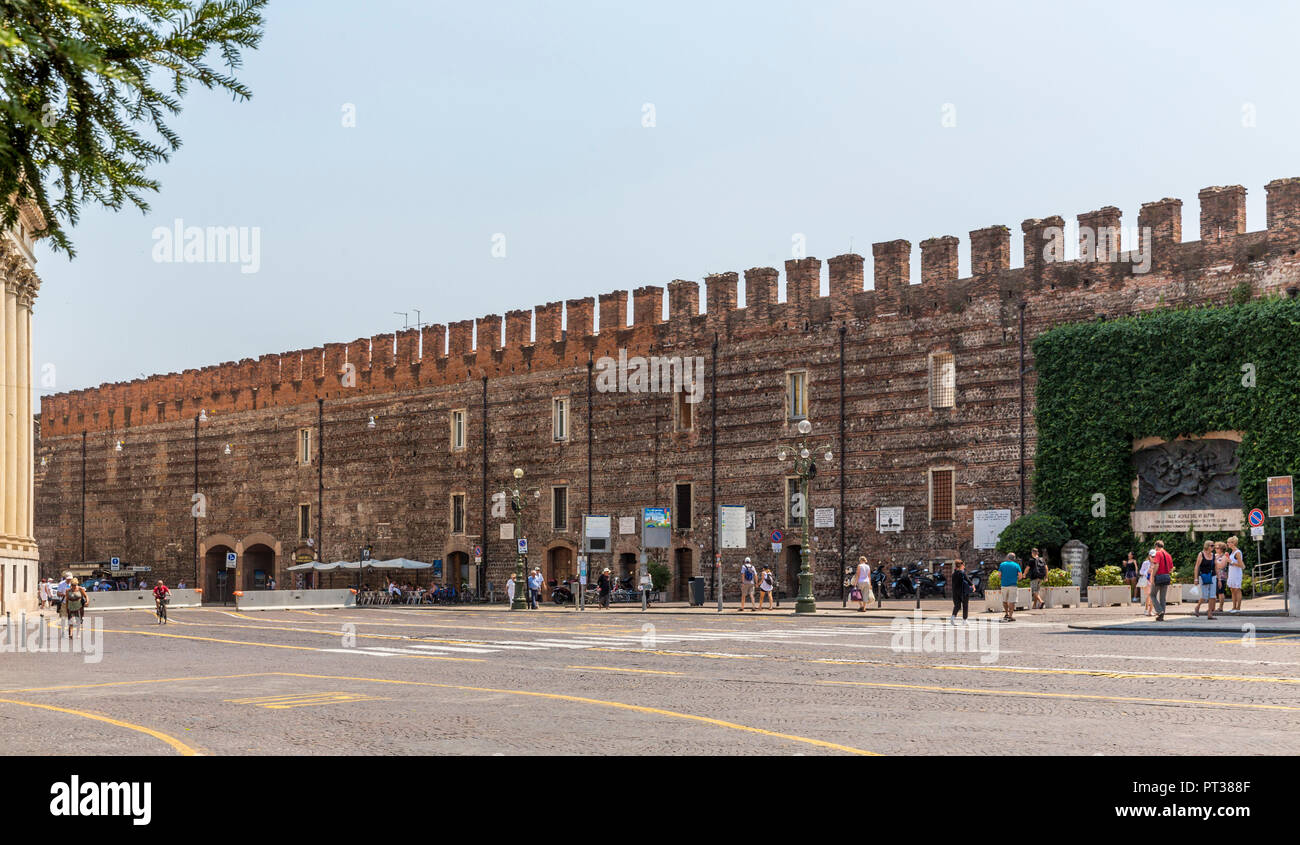 Verona city walls hi-res stock photography and images - Alamy