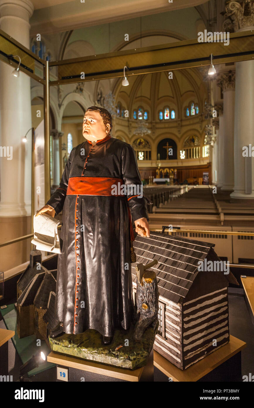 Statue of priest hi-res stock photography and images - Alamy