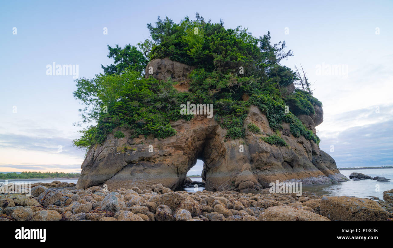 Giant rock formation hi-res stock photography and images - Alamy