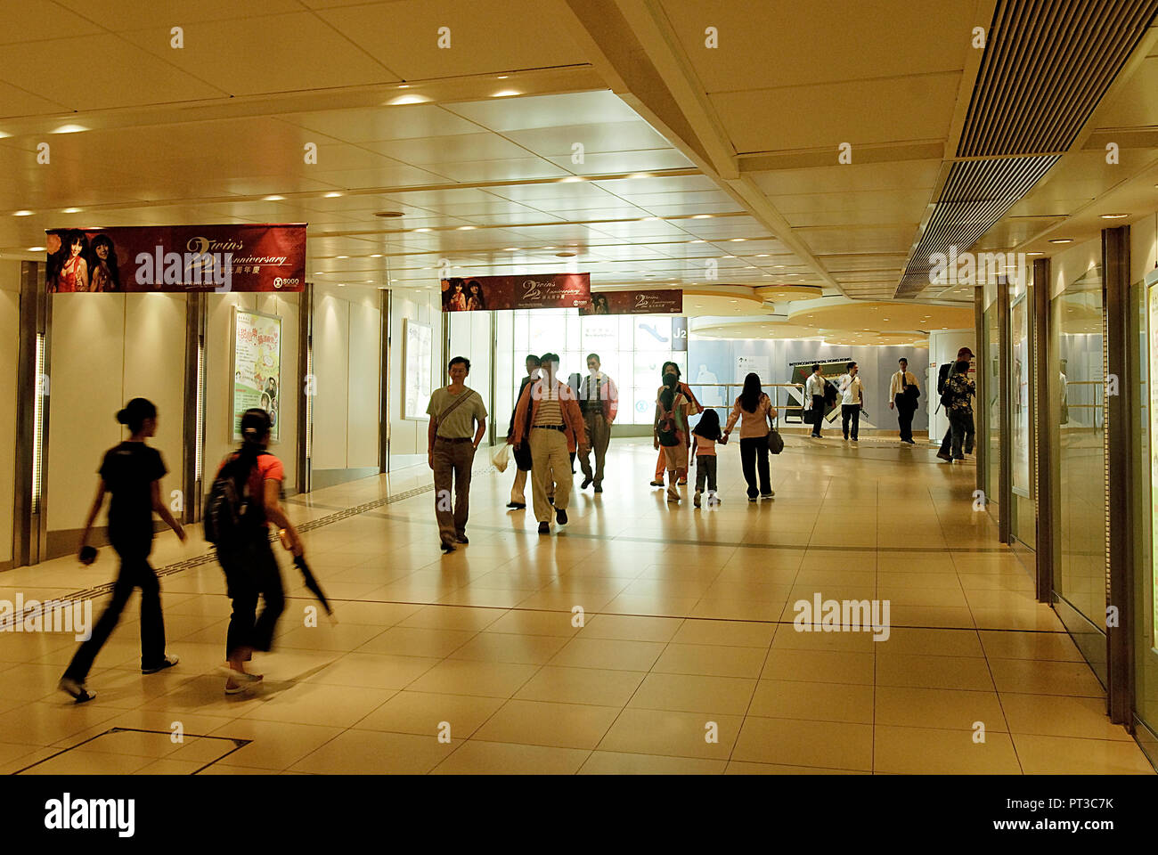 Underground shopping mall hong kong hi-res stock photography and images ...