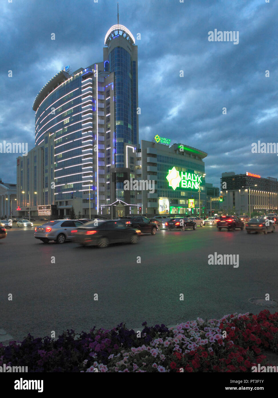 Bank skyscraper hi-res stock photography and images - Alamy