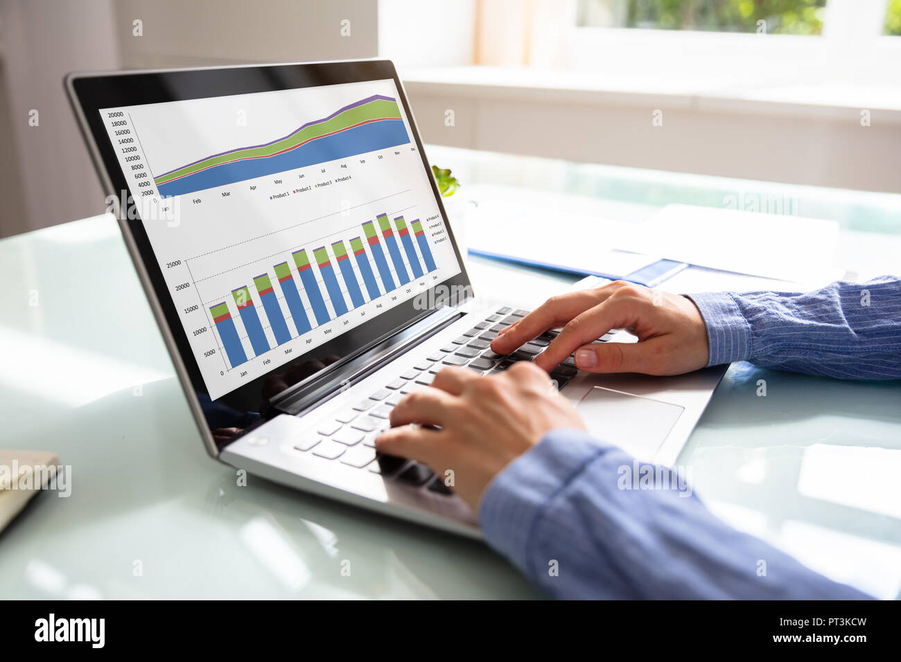 Analyzing bar graph and chart hi-res stock photography and images - Alamy