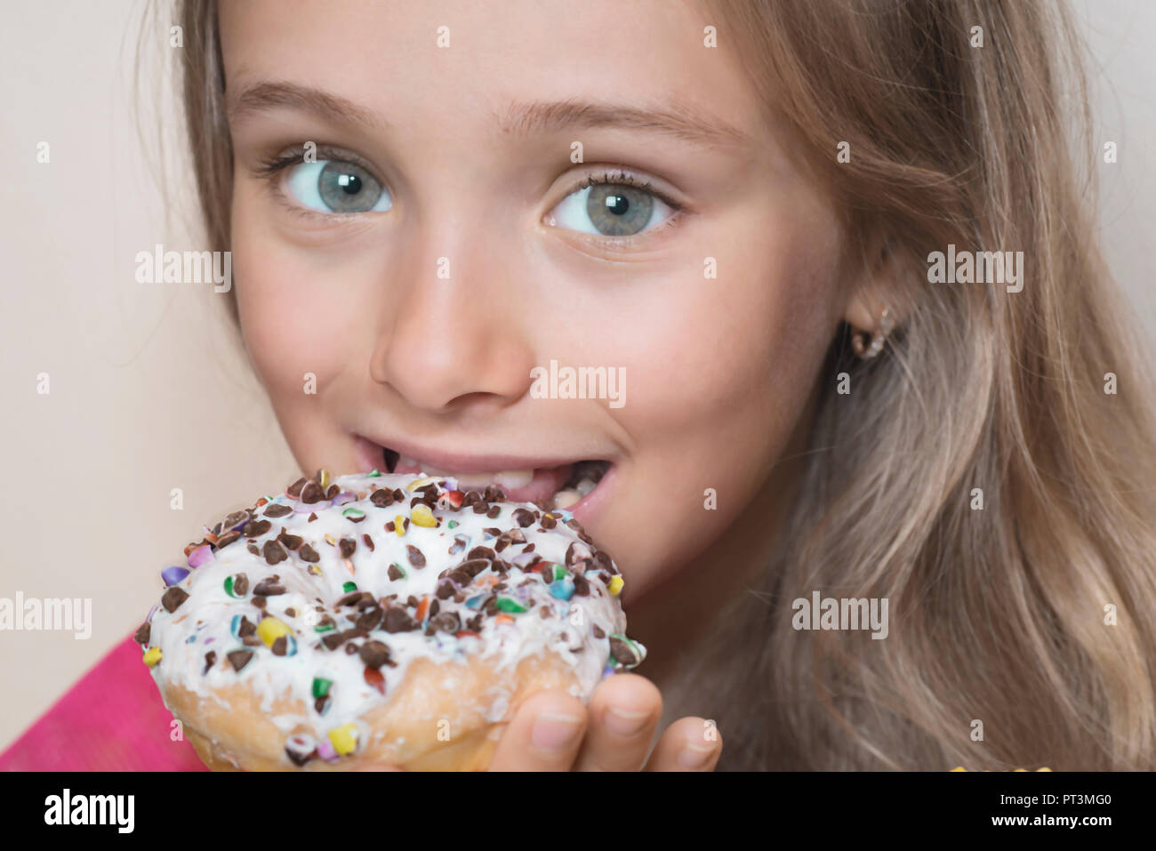 Young woman wants to eat donuts Stock Photo - Alamy