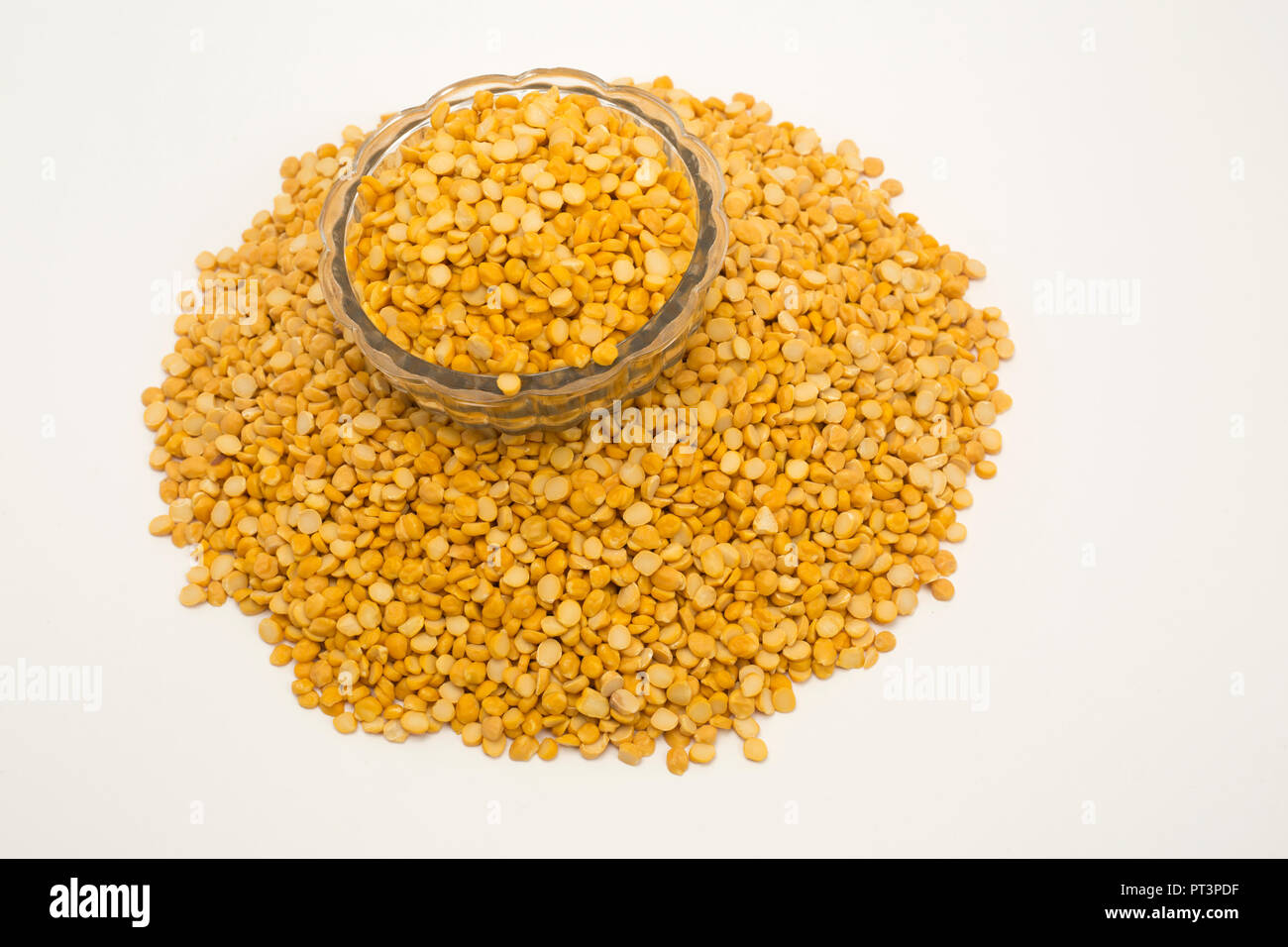 Peas heap hi-res stock photography and images - Alamy