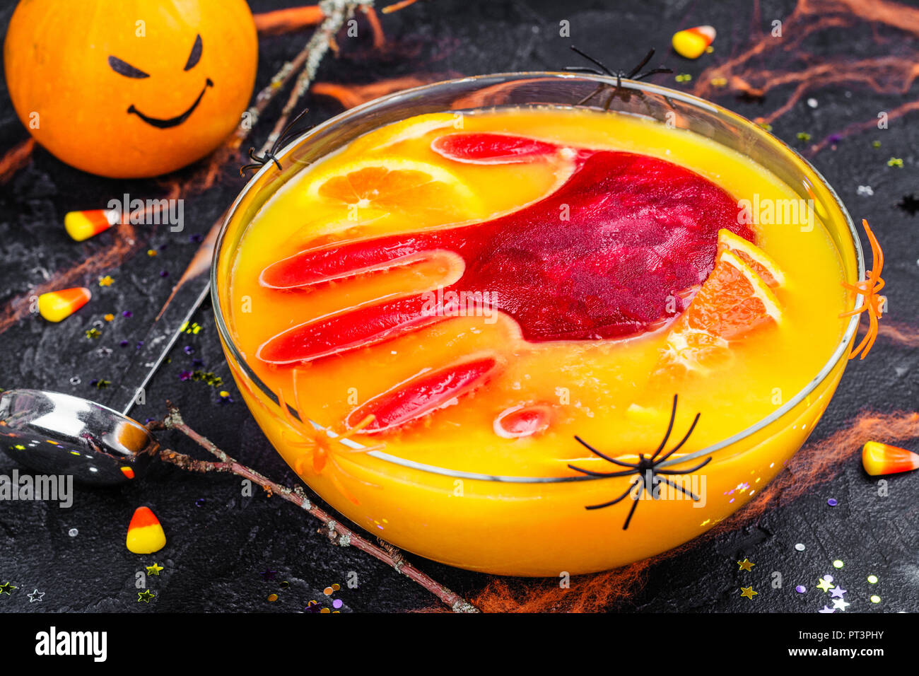 Slices ice fall on bar hi-res stock photography and images - Alamy