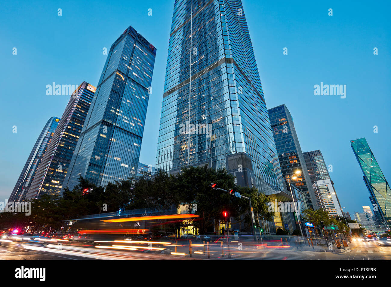Tall modern street lights hi-res stock photography and images - Alamy
