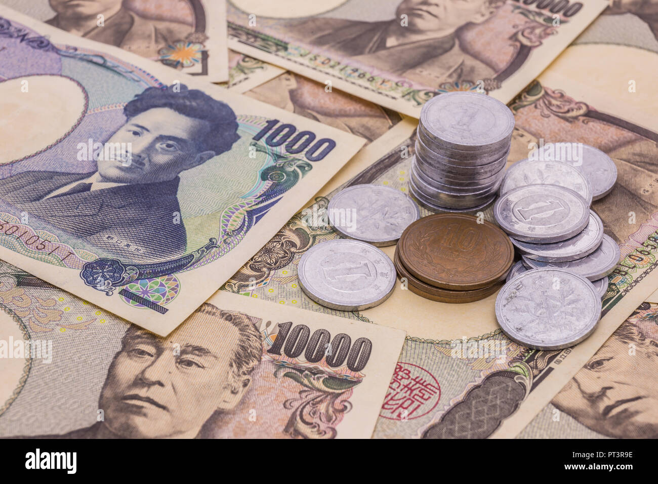 Closeup of Japanese yen banknotes and Japanese yen coin concept ...