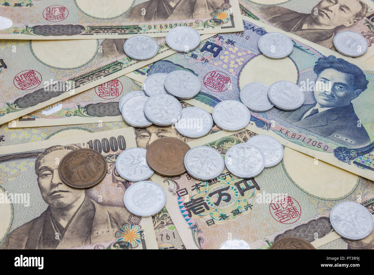 Closeup of Japanese yen banknotes and Japanese yen coin concept ...