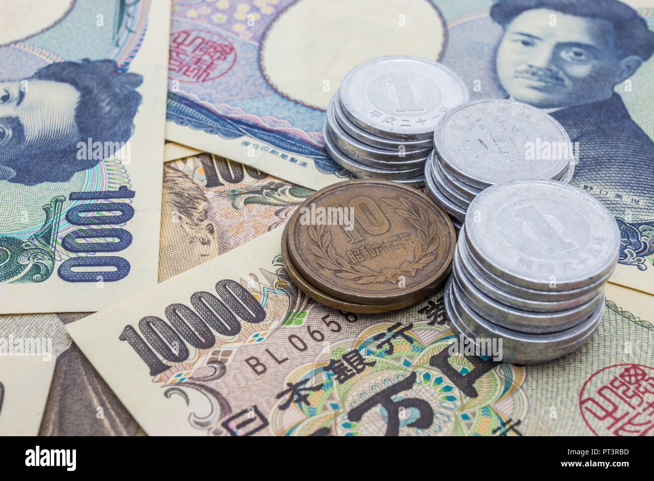 Closeup of Japanese yen banknotes and Japanese yen coin concept ...