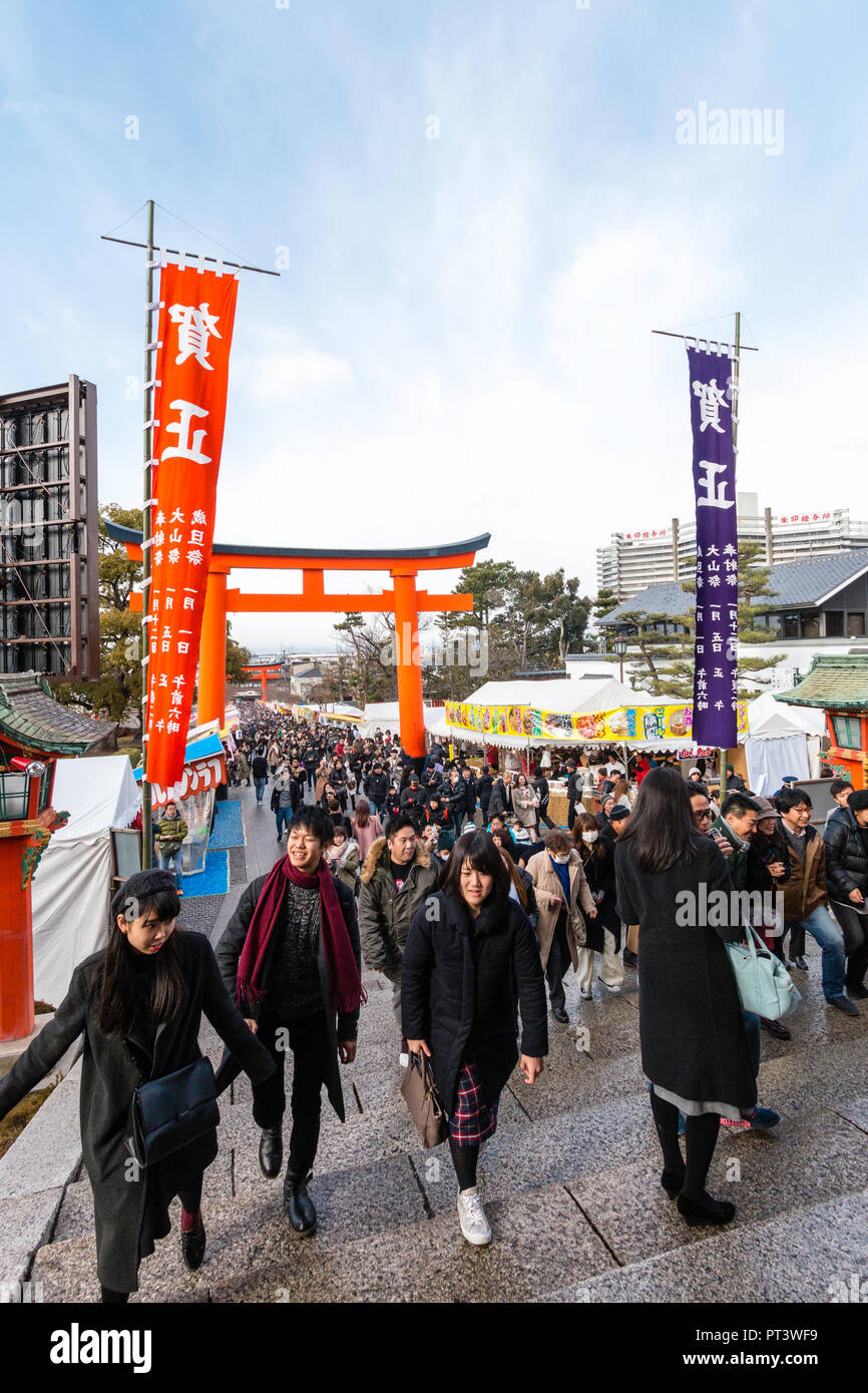 Japanese New Year, Shogatsu. People walking the approach to the Fushimi ...