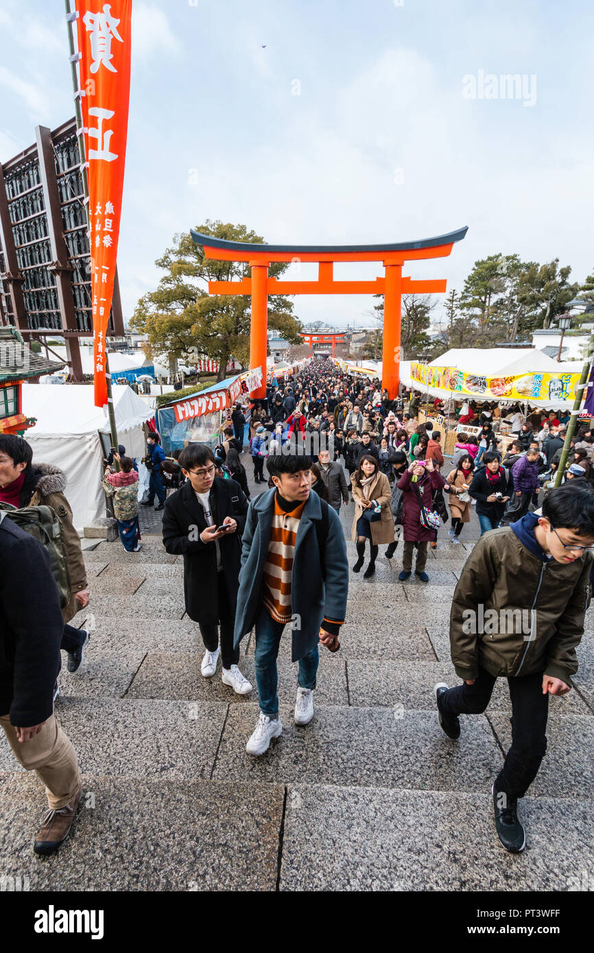 Japanese New Year, Shogatsu. People walking the approach to the Fushimi ...