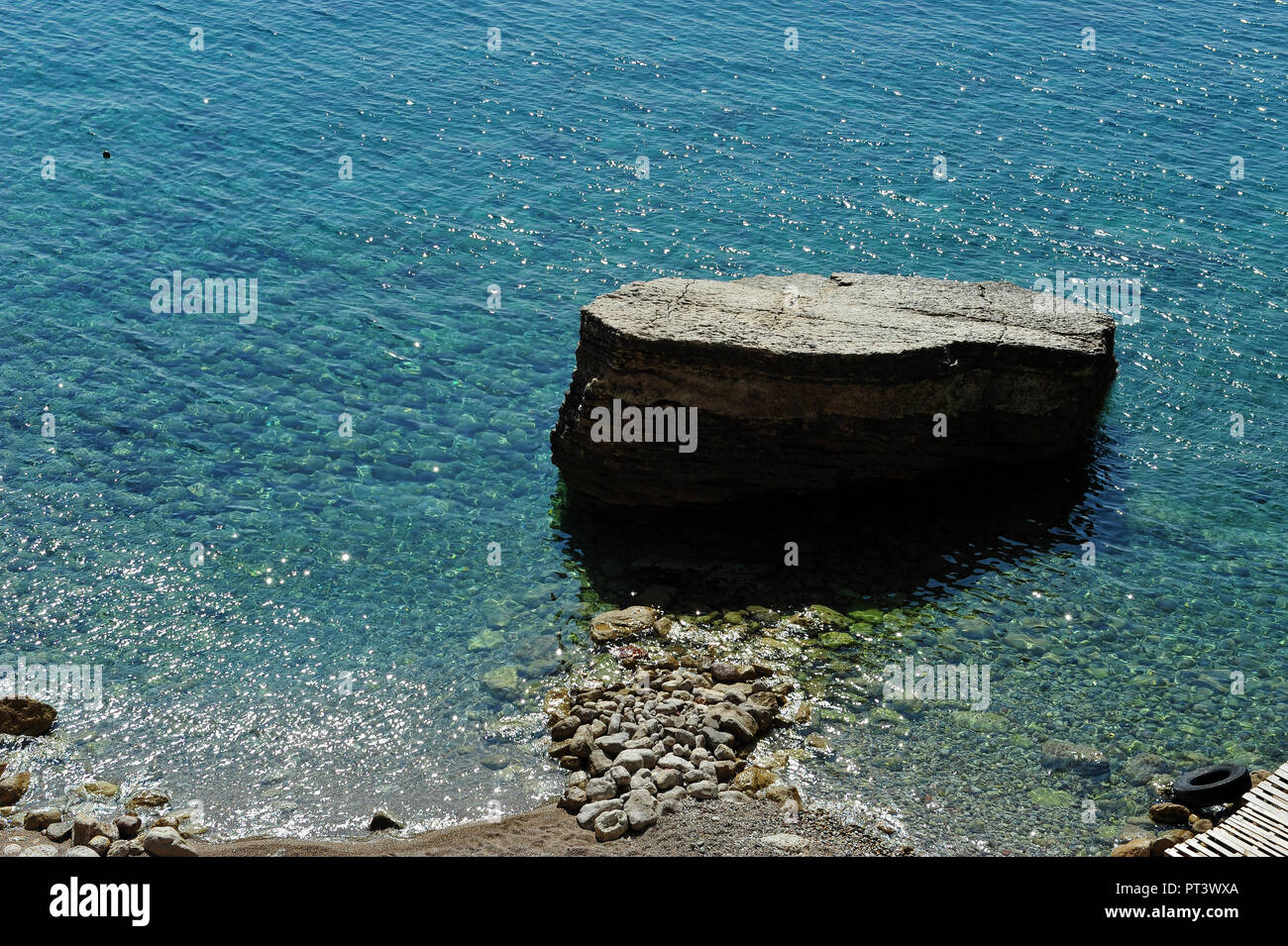 Rock in flat ocean hi-res stock photography and images - Alamy