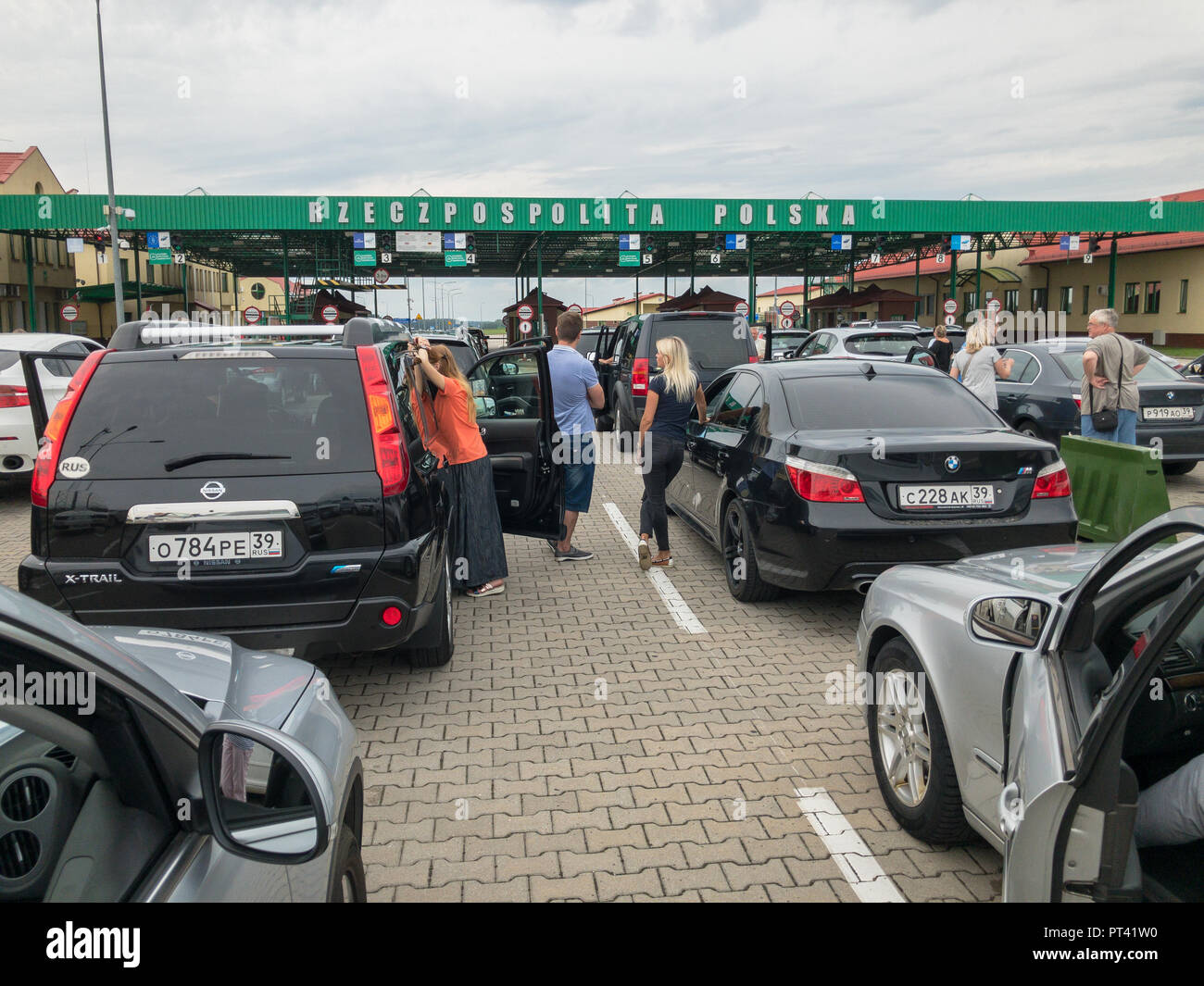 Russia border crossing checkpoint hi-res stock photography and images ...