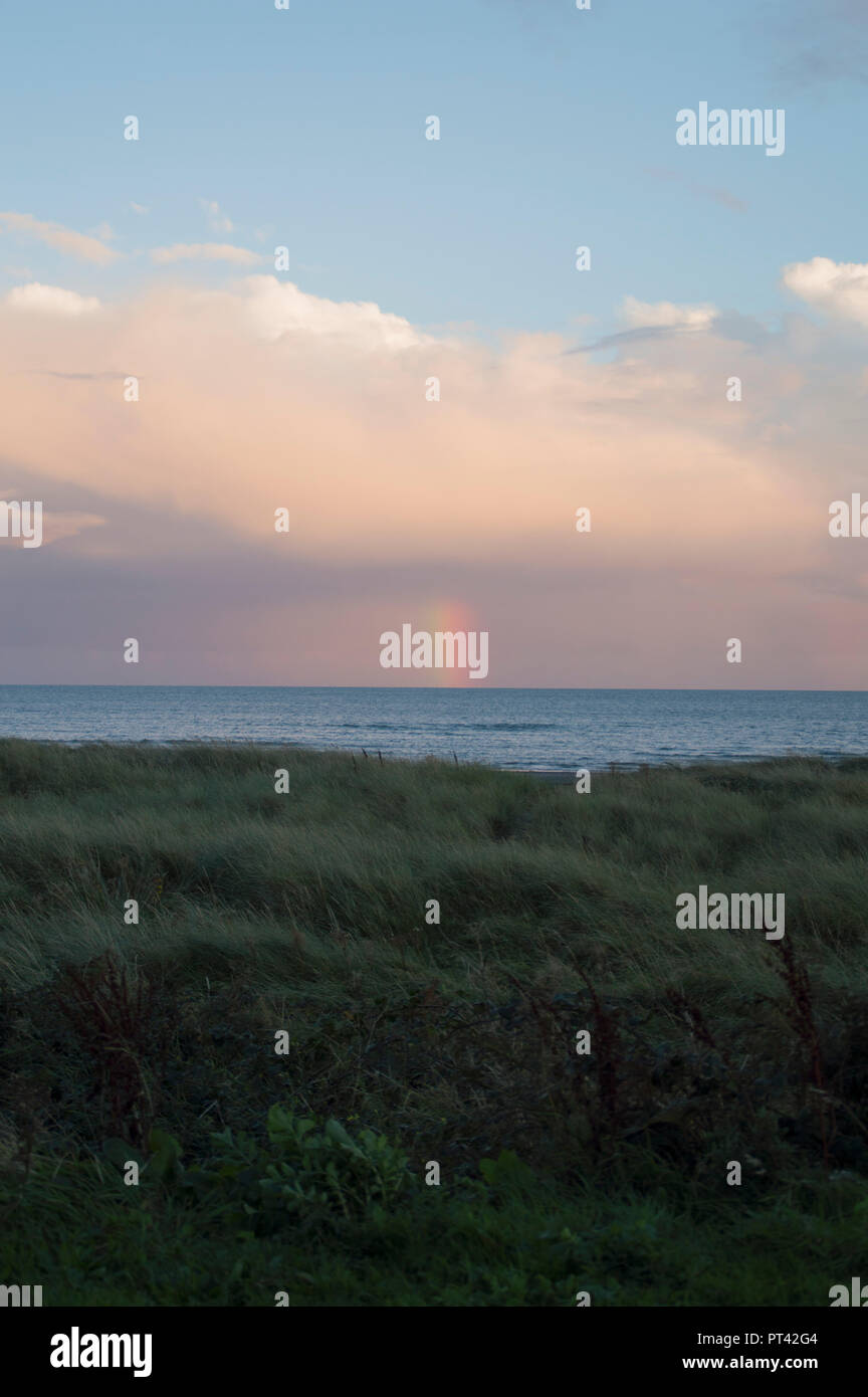 Sunrise scotland silhouette beach hi-res stock photography and images ...