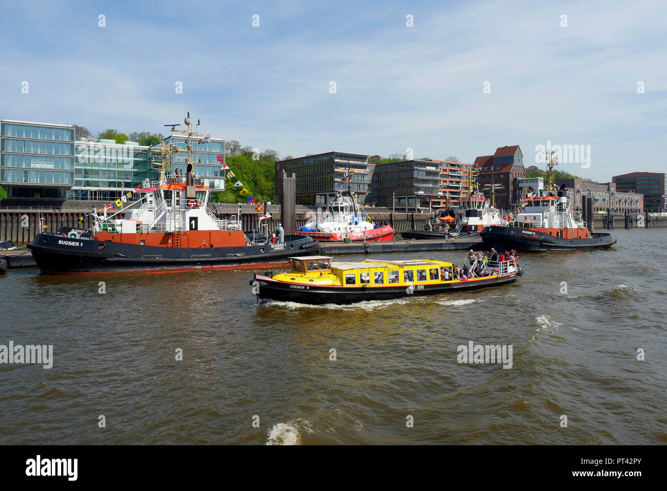 Tug bridge Neumühlen at the harbor, Elbe, Ottensen, Hamburg, Germany ...