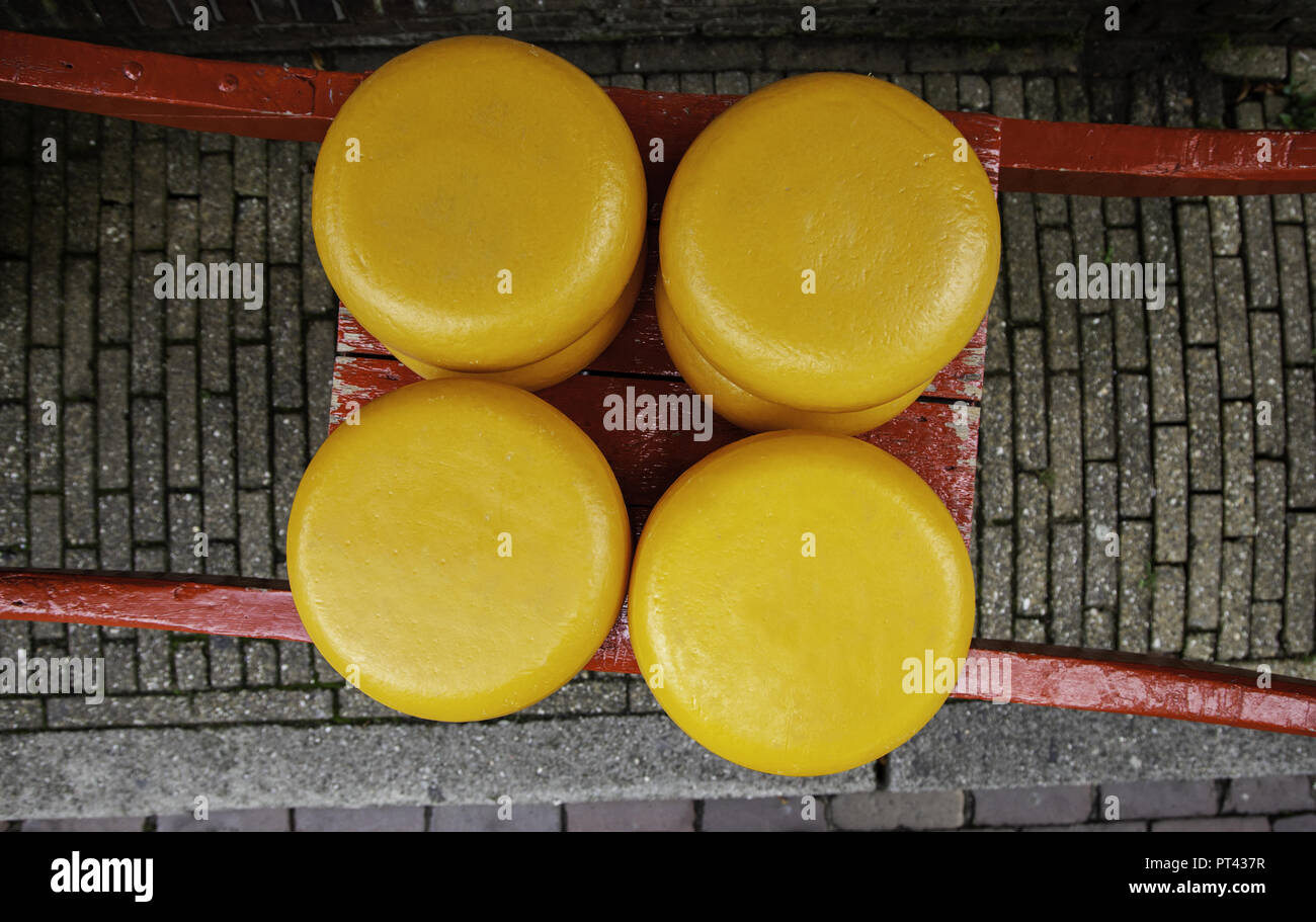 Edam cheese balls hi-res stock photography and images - Alamy