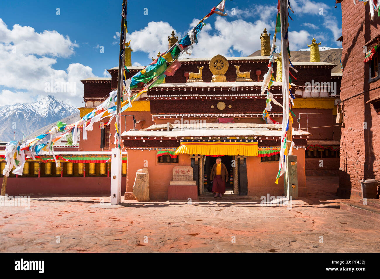 Tibetan monastery people tibet hi-res stock photography and images - Alamy