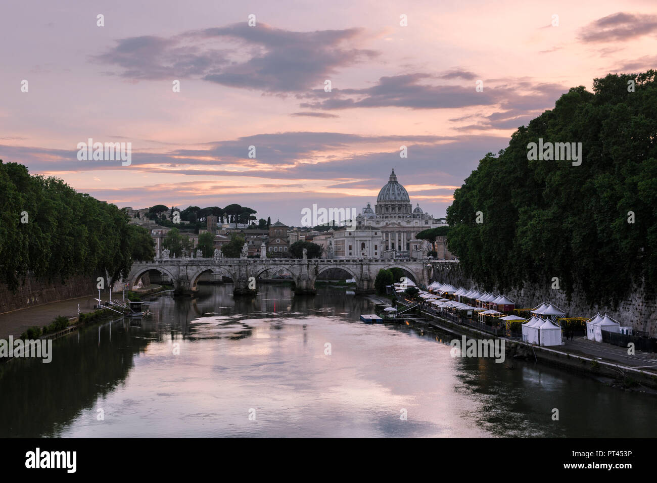 Saint peters basilica and ponte degli angeli at sunset hi-res stock ...
