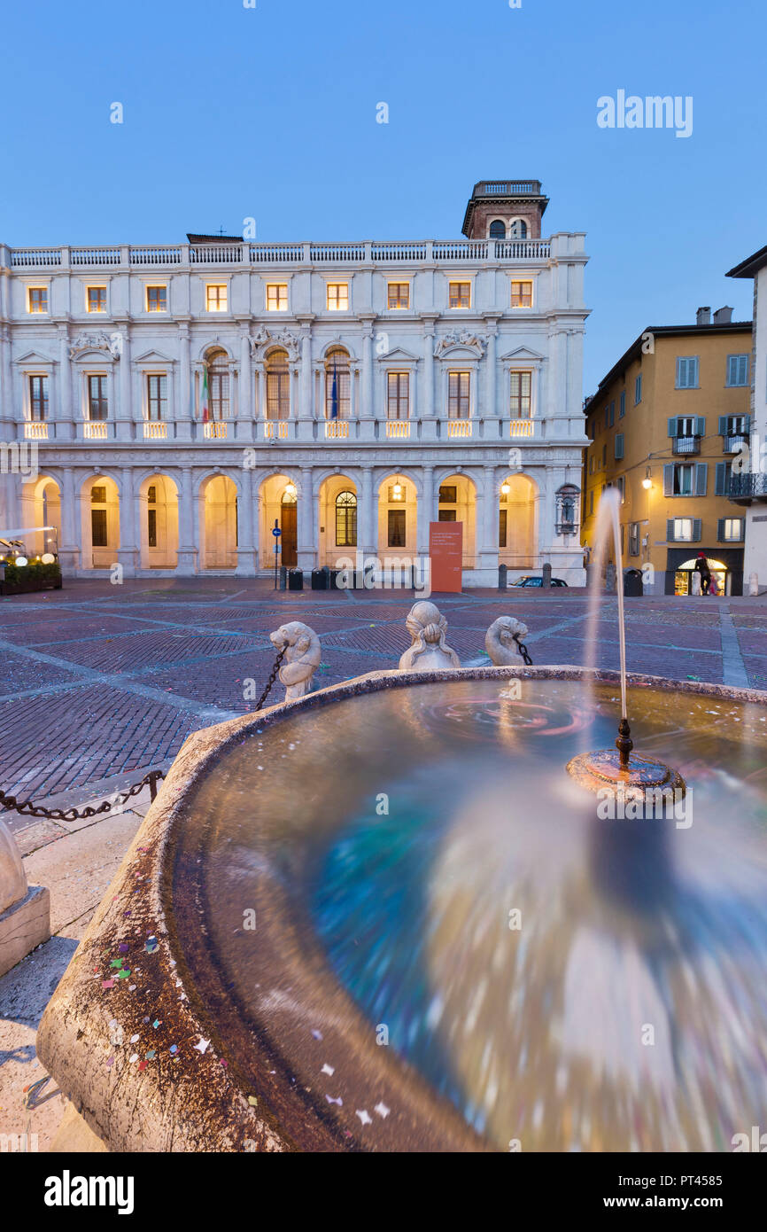 Fontana del contarini and palazzo nuovo new palace during dusk hi-res ...